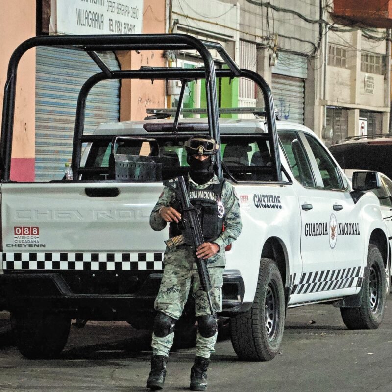 Exhiben a la Guardia Nacional vigilando propaganda de Morena - El Pípila